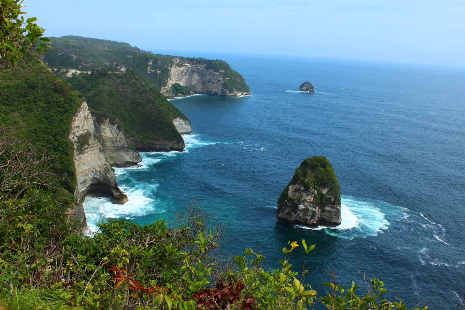 PANTAI KELINGKING Keindahan Tebing Dan Pasir Putih Juni 2024