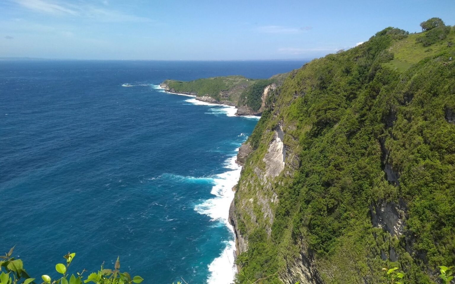 PANTAI KELINGKING Keindahan Tebing Dan Pasir Putih - September 2025