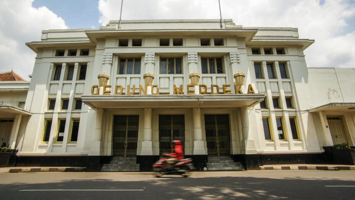 ALUN-ALUN BANDUNG: Tiket, Daya Tarik & Fasilitas - Oktober 2025