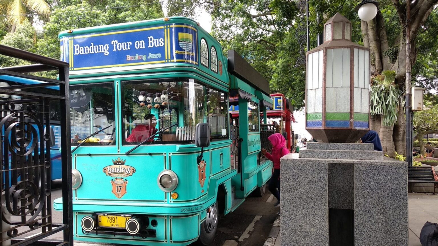 ALUN-ALUN BANDUNG: Tiket, Daya Tarik & Fasilitas - Oktober 2025