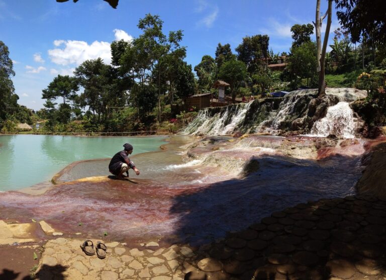 CURUG CIPANAS Nagrak Lembang Tiket Masuk, Ulasan & Daya Tarik - Oktober ...