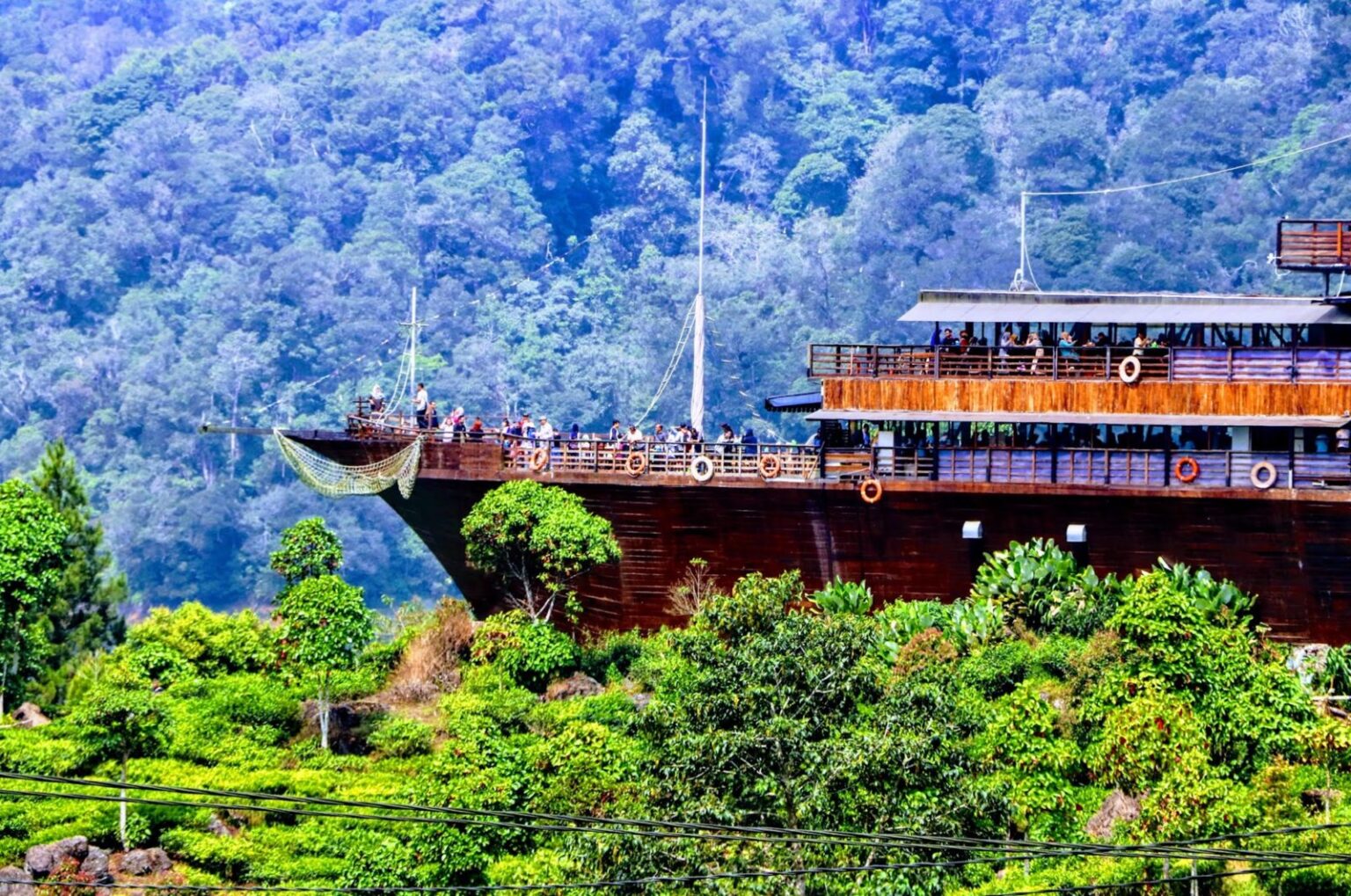 Pinisi Resto Situ Patenggang Tiket & Ragam Aktivitas