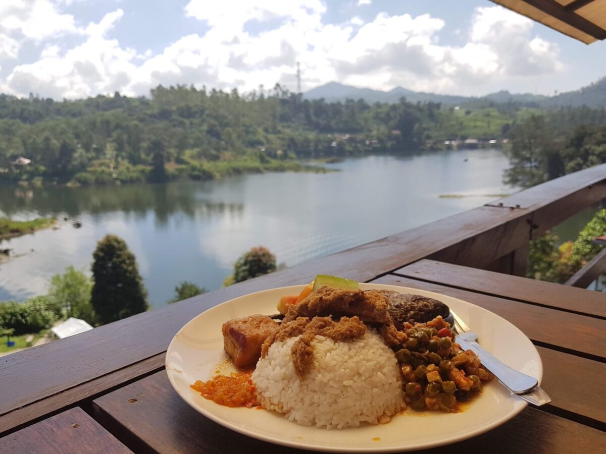 Pinisi Resto Situ Patenggang Tiket & Ragam Aktivitas