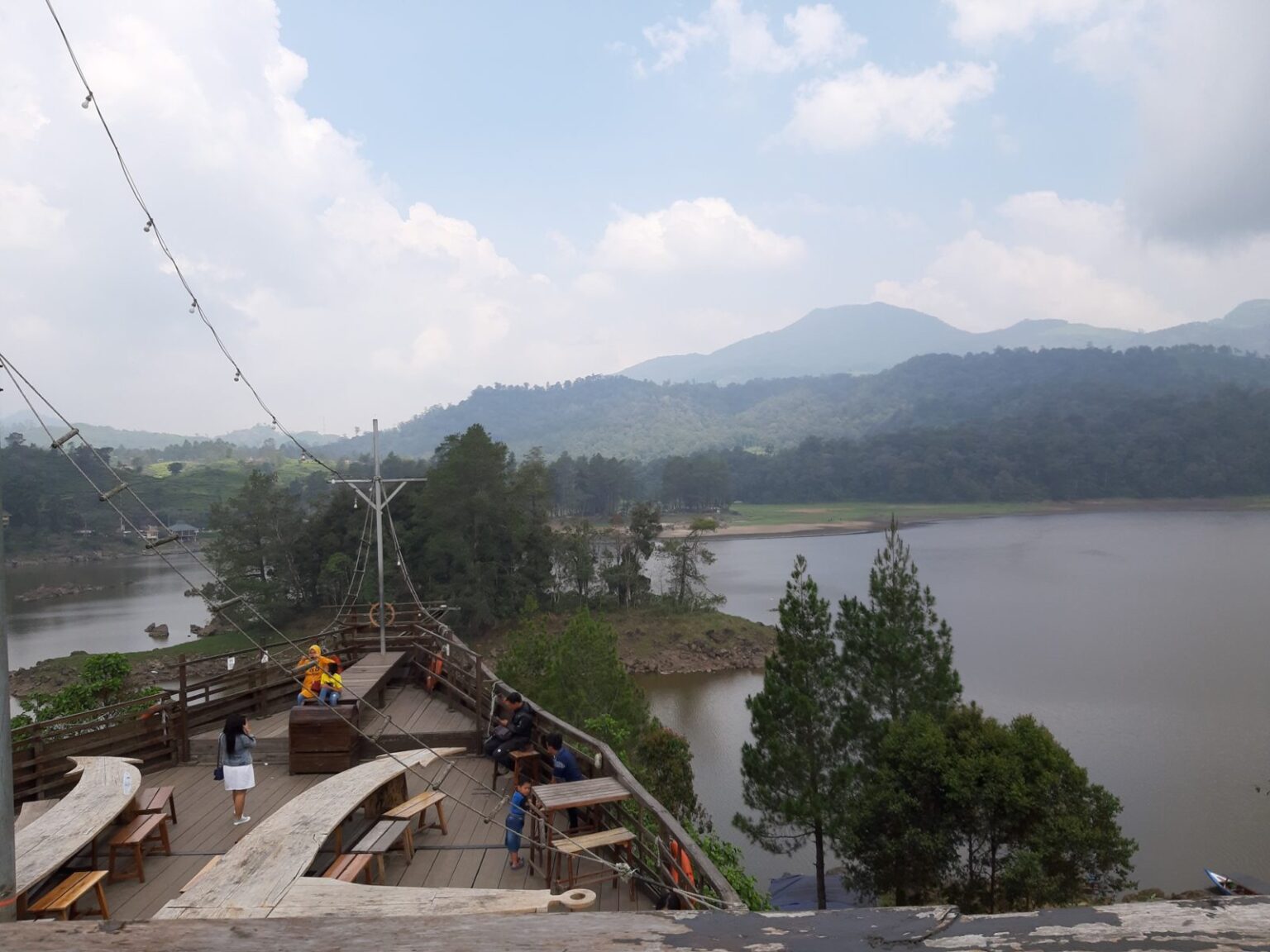 Pinisi Resto Situ Patenggang Tiket & Ragam Aktivitas