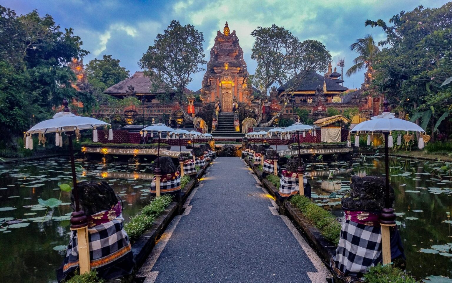 PURA SARASWATI UBUD Tiket Masuk, Jam Buka dan Daya Tarik Juni 2024