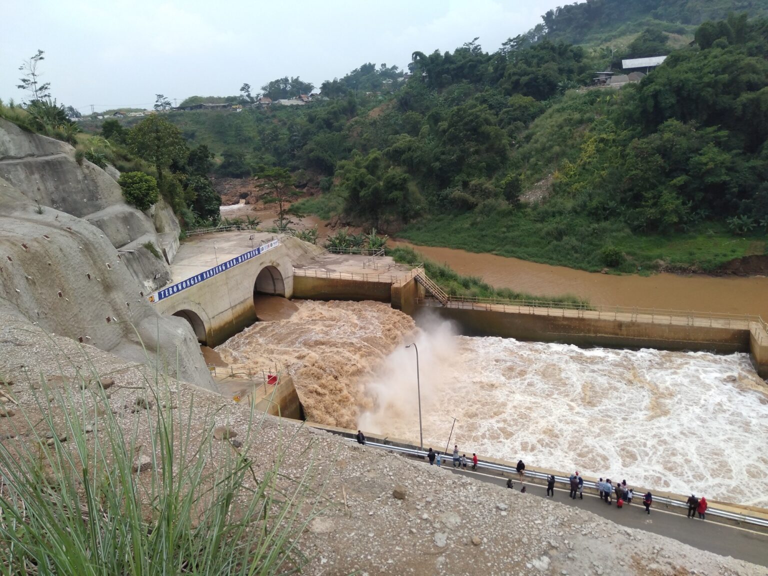 Curug Cipanas Lembang Tiket & Aktivitas Juli 2023