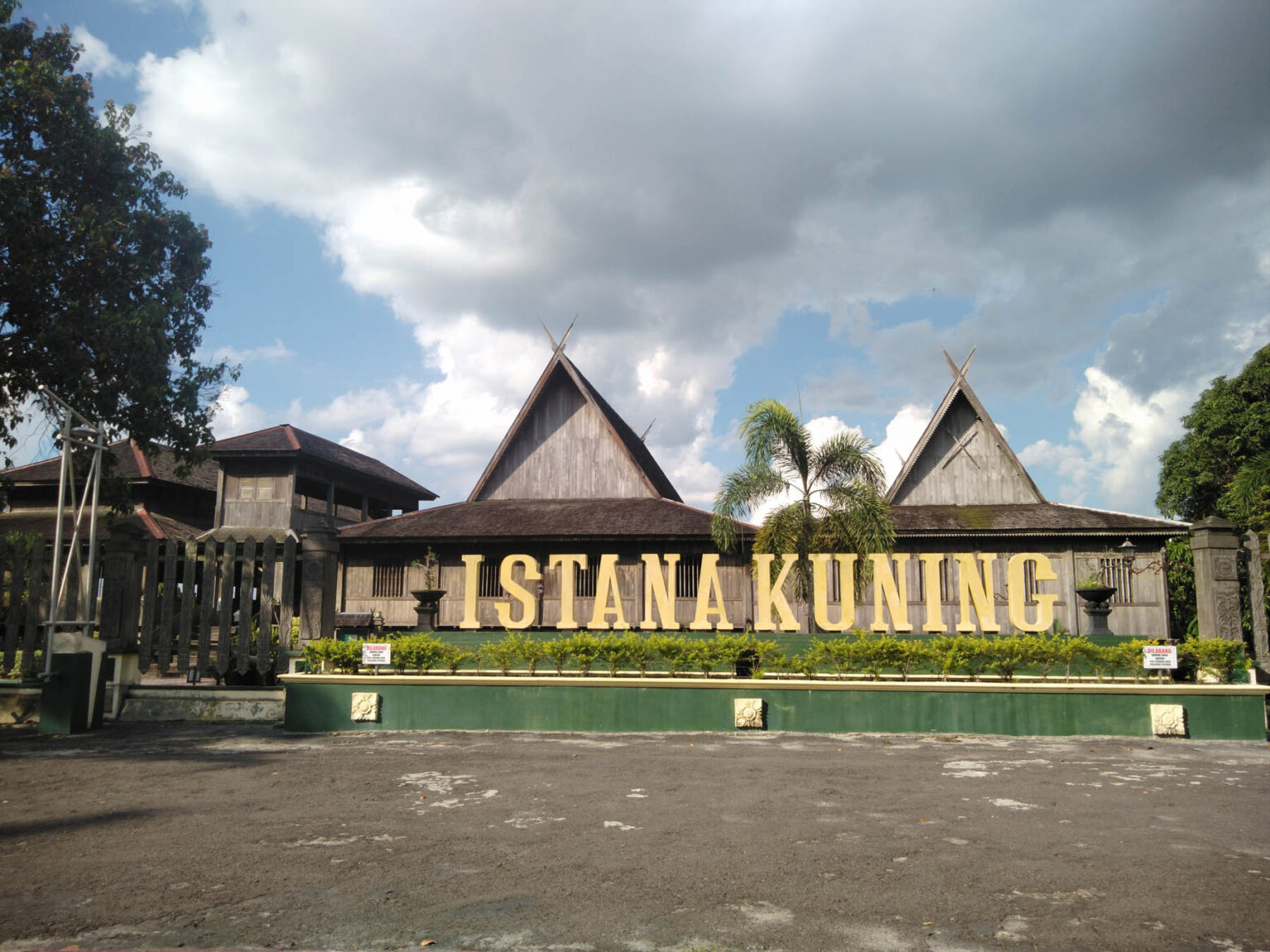 ISTANA KUNING: Tiket & 5 Aktivitas Menarik - Oktober 2025