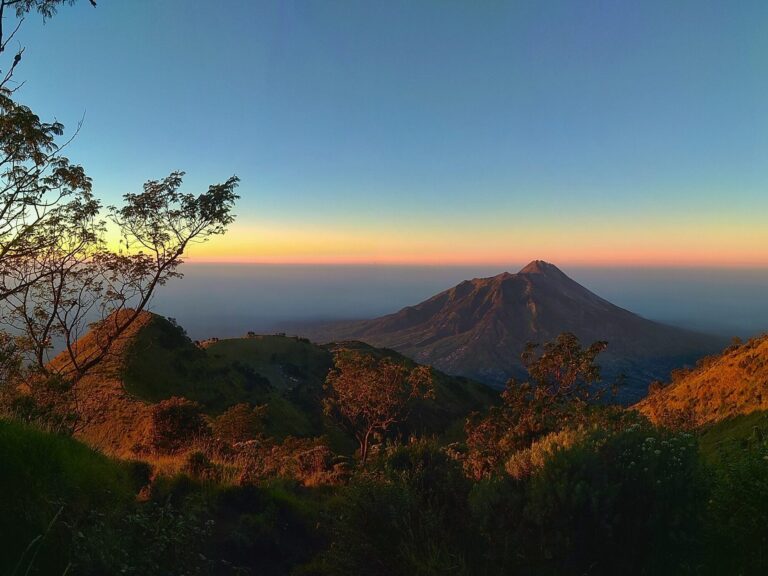 GUNUNG MERBABU: Tiket Masuk dan 5 Rute Pendakian Mei 2024