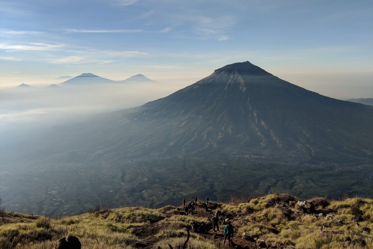GUNUNG SINDORO: Tiket & 5 Jalur Pendakian - Agustus 2025