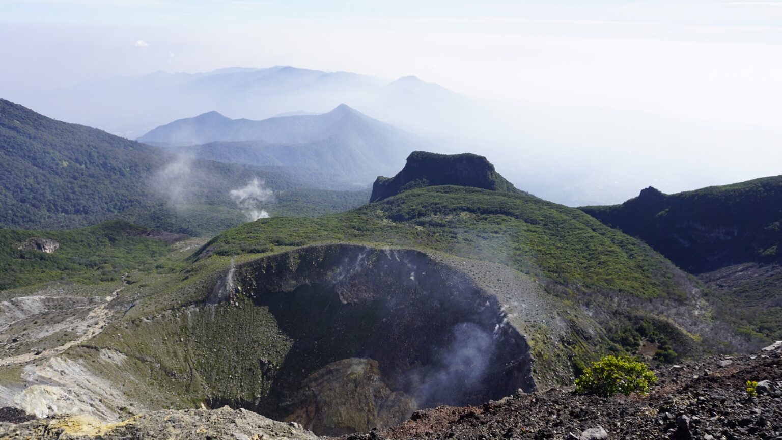 Gunung Gede Pangrango: 3 Pilihan Jalur Pendakian - Oktober 2025