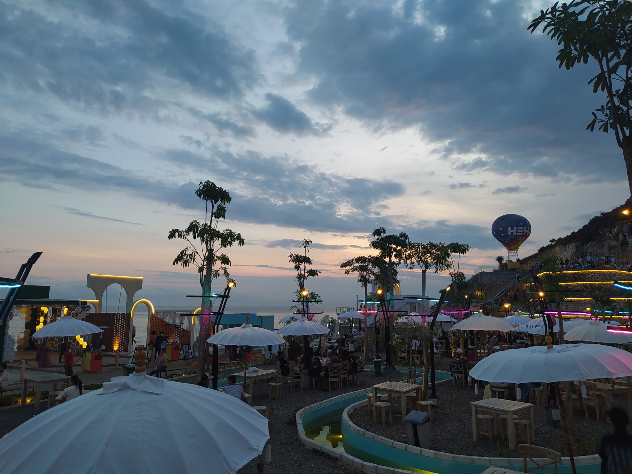 HeHa Ocean View Tiket Masuk, Aktivitas dan Fasilitas