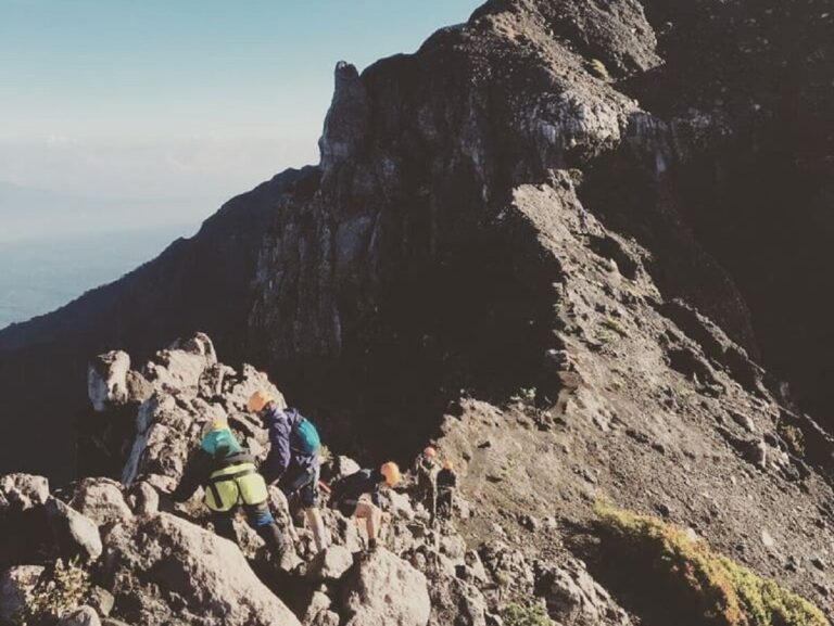 GUNUNG RAUNG Tiket, Daya Tarik & Jalur Pendakian