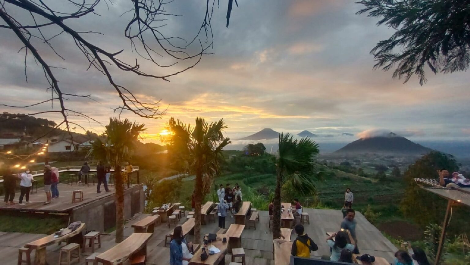 MERBABU VIEW Cafe Harga Hemat Pesona Memikat