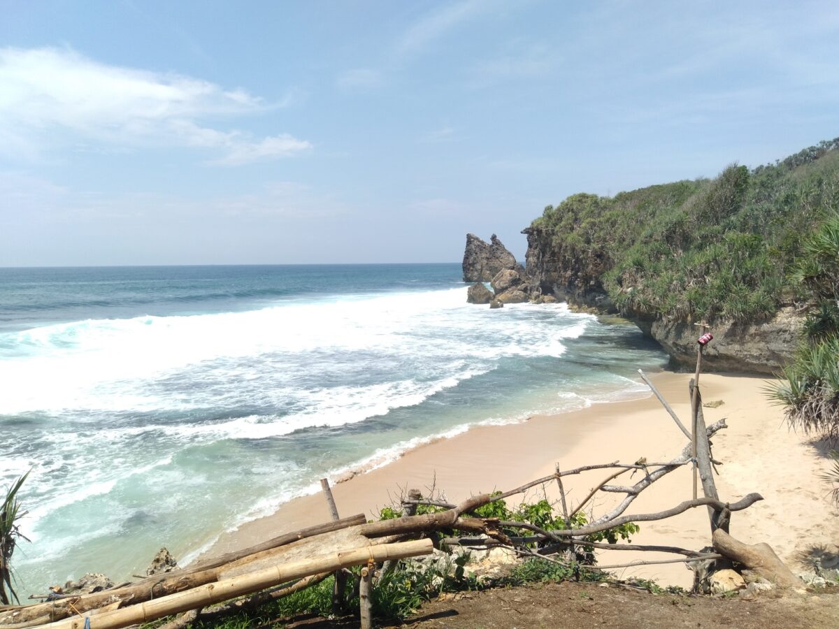 PANTAI MIDODAREN Tiket Murah Berpagar Karang Eksotis - Oktober 2025