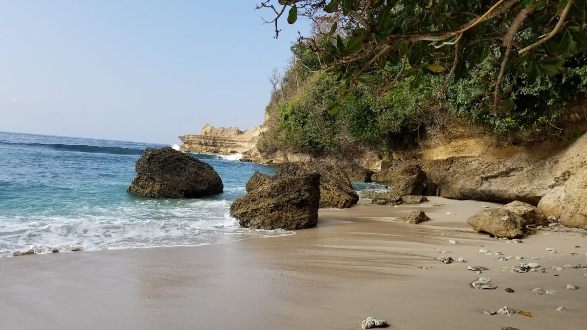 7 Pantai Terindah di Tulungagung, Ada Kolam Alaminya Loh!