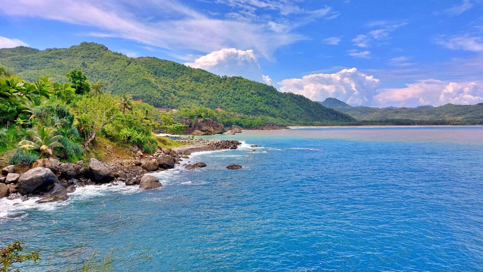 7 Pantai di Pacitan Paling Wajib Dikunjungi