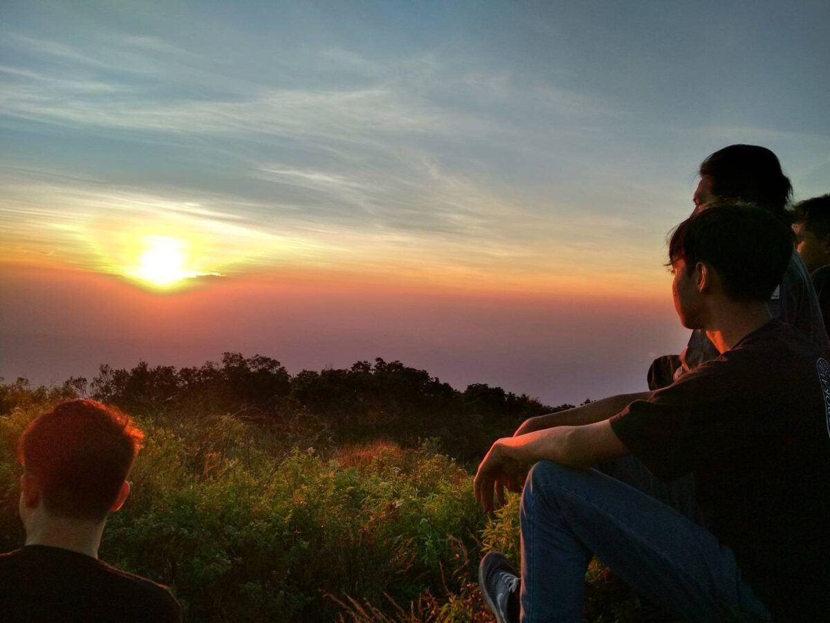 GUNUNG TAMPOMAS Jalur Pendakian & Misteri - Oktober 2025