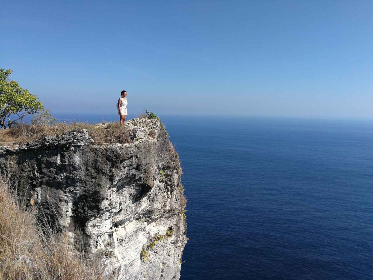 SAREN CLIFF POINT Menikmati Laut Biru Dari Tebing Karang Eksotik ...