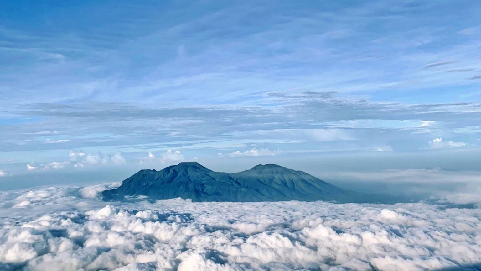 GUNUNG RAUNG Tiket, Daya Tarik & Jalur Pendakian